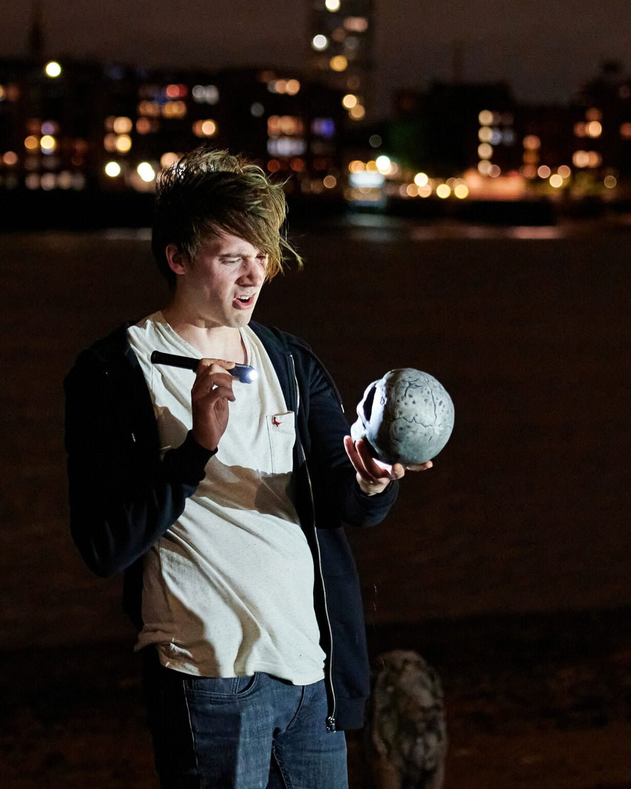 REVIEW: Hamlet on the Beach, Thames Foreshore at Rotherhithe | TheatreVibe