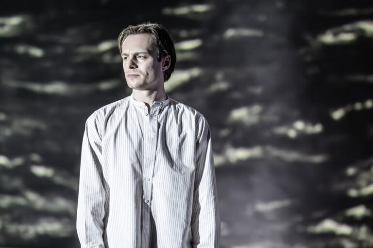 REVIEW: Hamlet, Royal Shakespeare Theatre (2025) | TheatreVibe