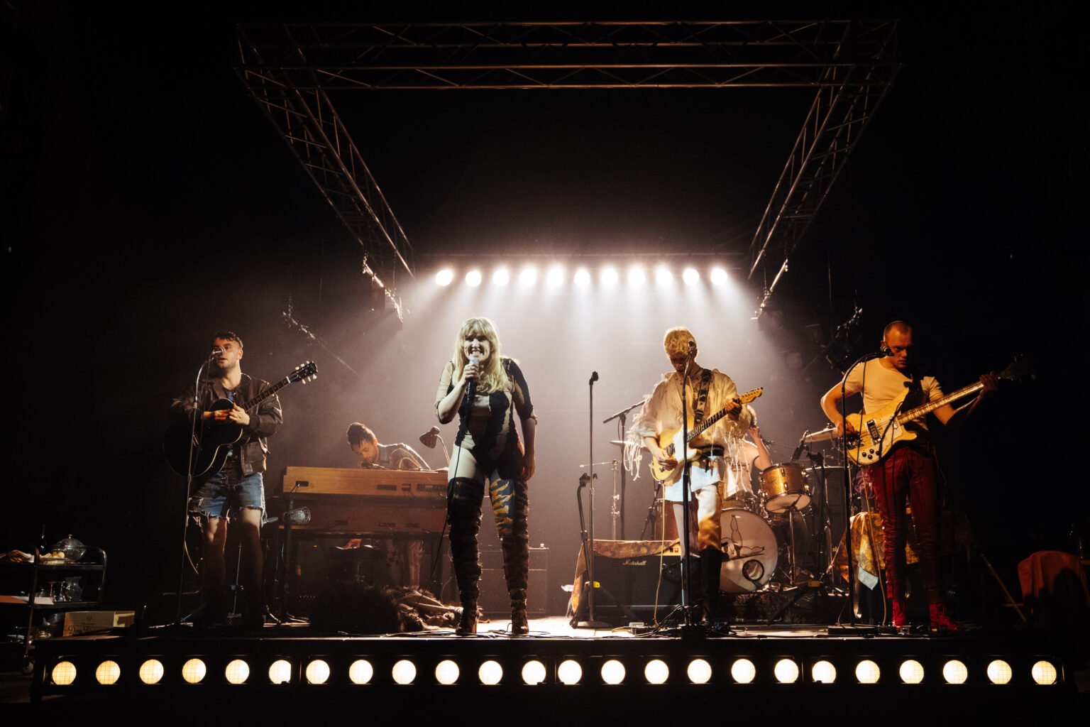 REVIEW: Teeth ‘n’ Smiles. Duke of York’s (2026) – TheatreVibe